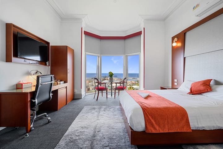 Boutique Room 10 With Sweeping City‑&‑ocean Views - Burnie