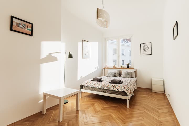 Sunny Classic 2br | Prime Location | City Center - 華沙