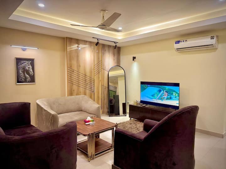 Warm Luxury 2 Bedroom Apartment In Prime Location - イスラマバード