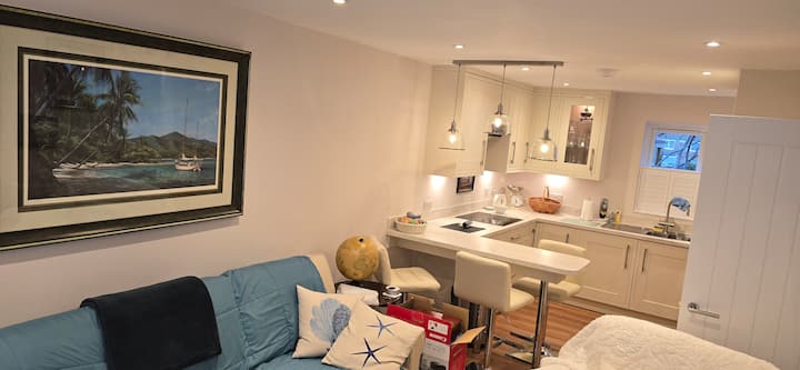 Rentunique Serene 1 Bed Home Quiet With Garden - Crawley