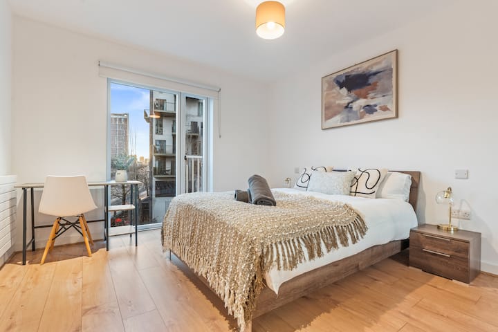 Stylish 1br Balcony Flat · Sleeps 4 · Canning Town - London, UK
