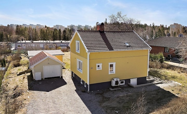Spacey Flat With Big Garden - Södertälje