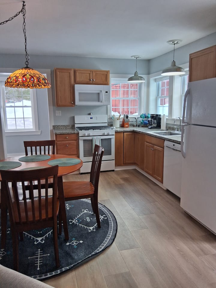 Cozy Newly Renovated Detached Apartment - Morristown, VT