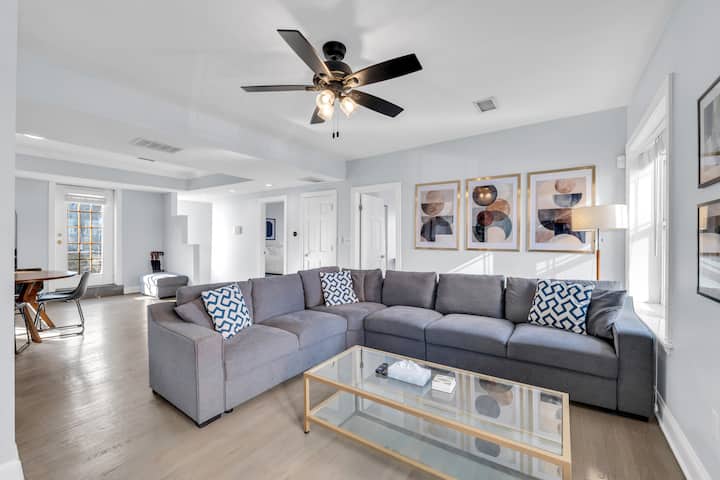Modern Wicker Park Loft | Free On-site Parking - Chicago, IL