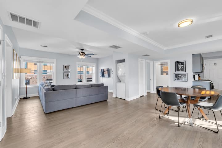 Modern Wicker Park Loft | Free On-site Parking - Chicago