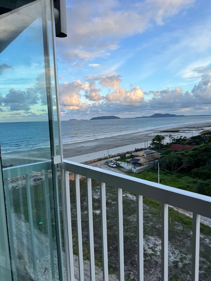 Pé Na Areia: Apartamento Charmoso E Tranquilidade. - Itapoá