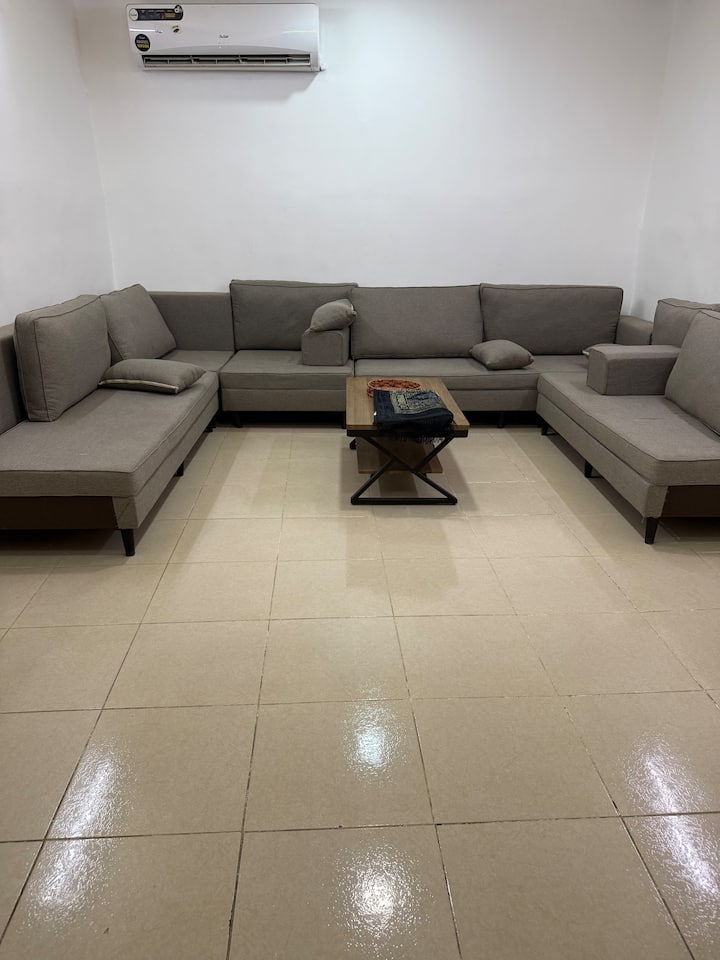 بيت كبير بغرفتين نوم وصالة  ومجلس وحمامين ومطبخ - Madinah