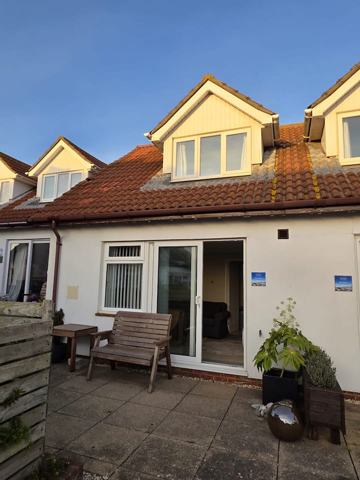 Beachside, Cosy 2 Bed, 2 Bathroom House & Parking. - Dorchester