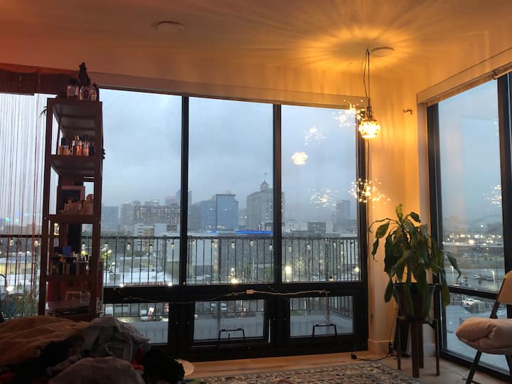 Lux Arty 1 Bd Dtslc; Walls-o-glass & Balcony Views - Salt Lake City, UT