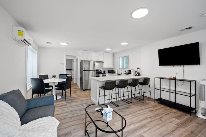 Charming 1-bedroom In Seattle W/ Modern Finishes - SeaTac, WA