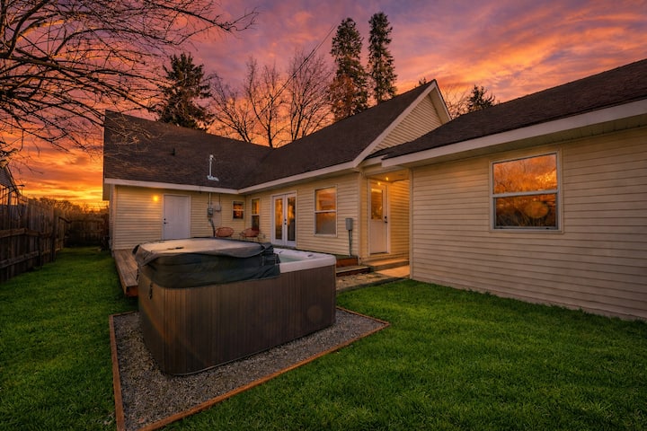 Cozy Cda Retreat W/ Hot Tub | Central & Spacious - Coeur d'Alene, ID