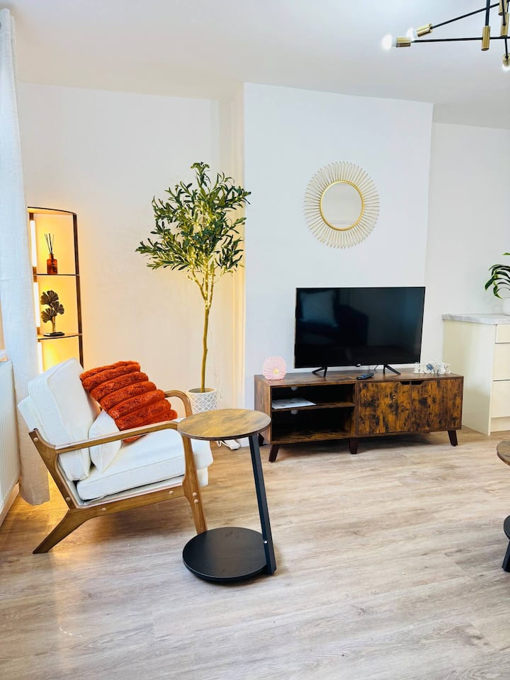 Charming 2-bed Retreat | Free Parking | Long Stays - Warwick