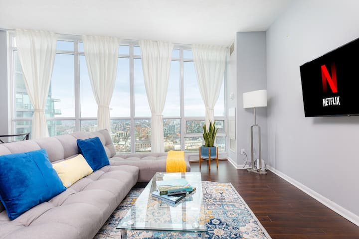 Designer Condo Cn View| Downtown With Parking - Toronto