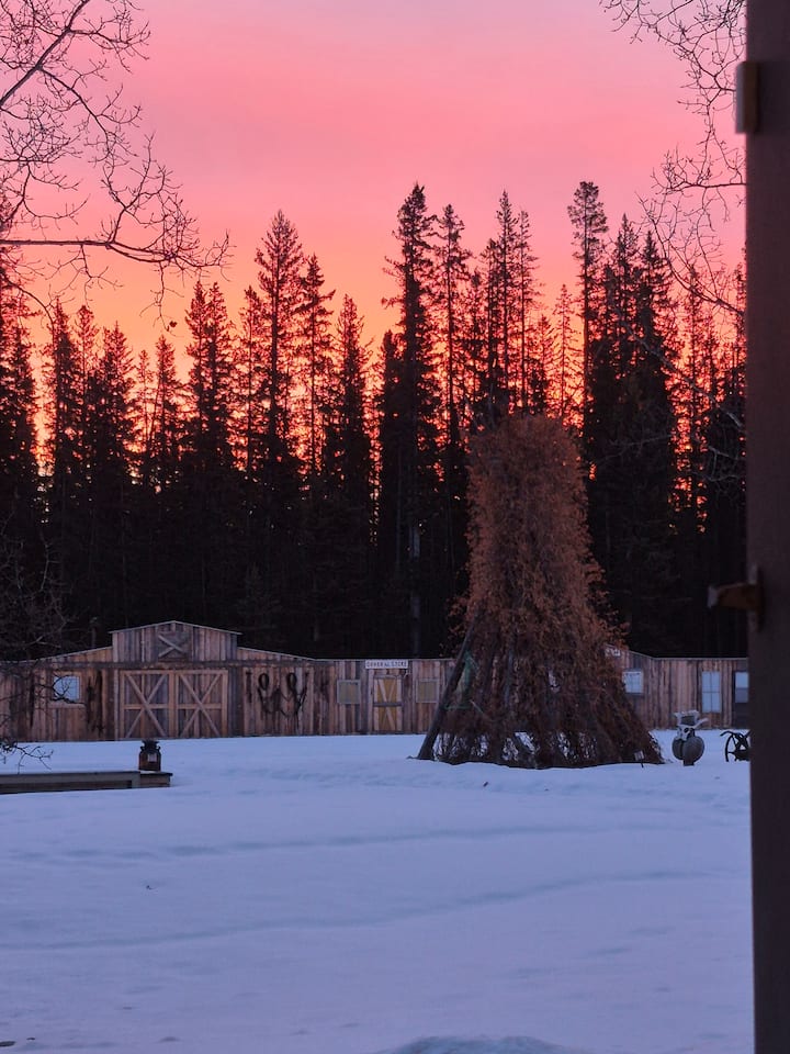 Rustic Western Retreat In Sundre - Sundre