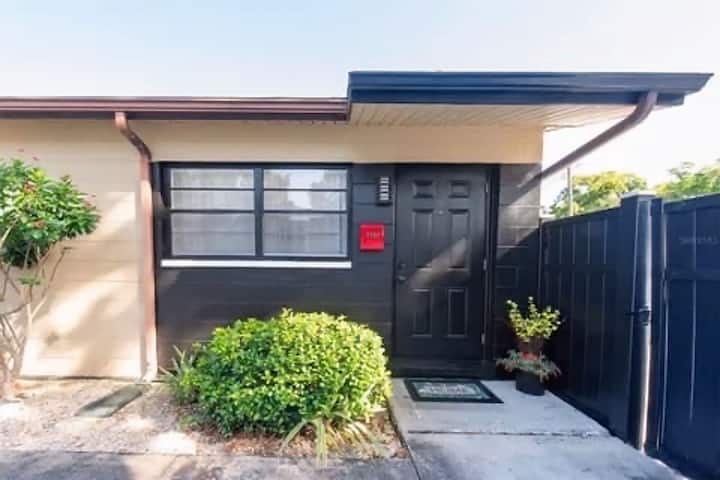 Bright 2br Home Near Gulf Beaches - Pinellas Park, FL