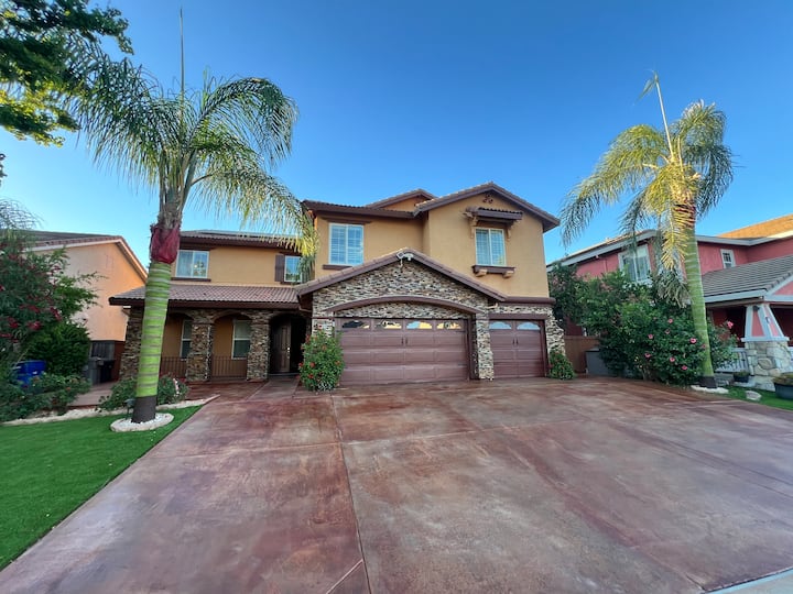 Four Bedroom Stunner Home Near Airport And Midtown - Sacramento, CA