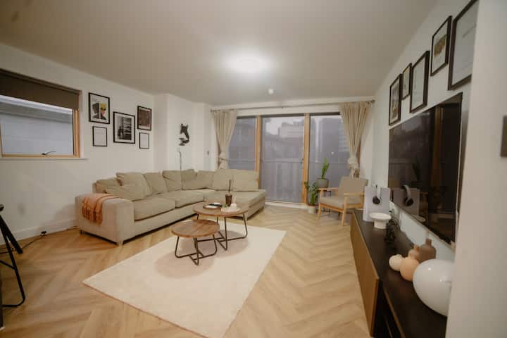 2br Apartment W/ Balcony & Free Parking - Mánchester