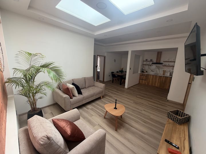 Suite Black & White (Incluye Lavandería) - Cuenca