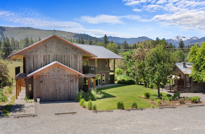 Dog Friendly One Queen Bed Hotel Room - Winthrop, WA