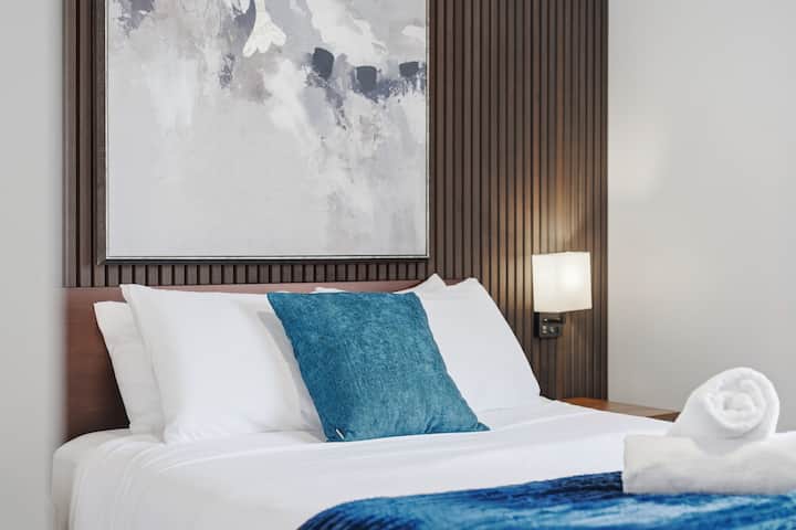 Stunning Queen Suite W/ Gym + Sauna | Free Parking - Pittsburgh, PA