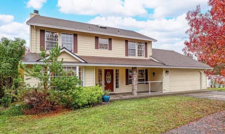 Sunset View Room | Clean, Quiet, Shared Home - Wilsonville, OR