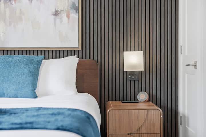 Immaculate Queen Suite | Free Parking + Gym/sauna! - Pittsburgh, PA