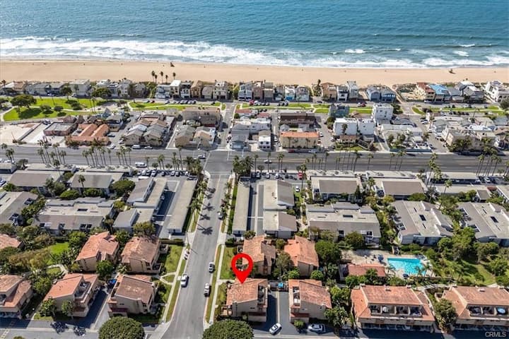 Beachside 2 Br Condo/ 5-min Walk To The Beach - Huntington Beach, CA