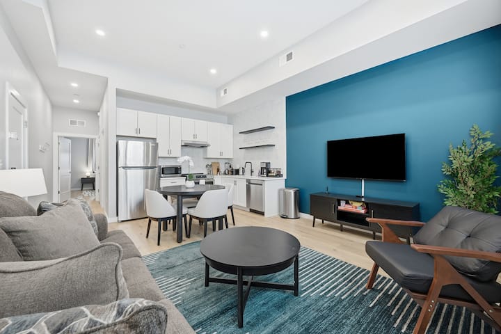 Stunning King Suite W/ Free Parking | Sauna| Ada - Forest Hills, PA