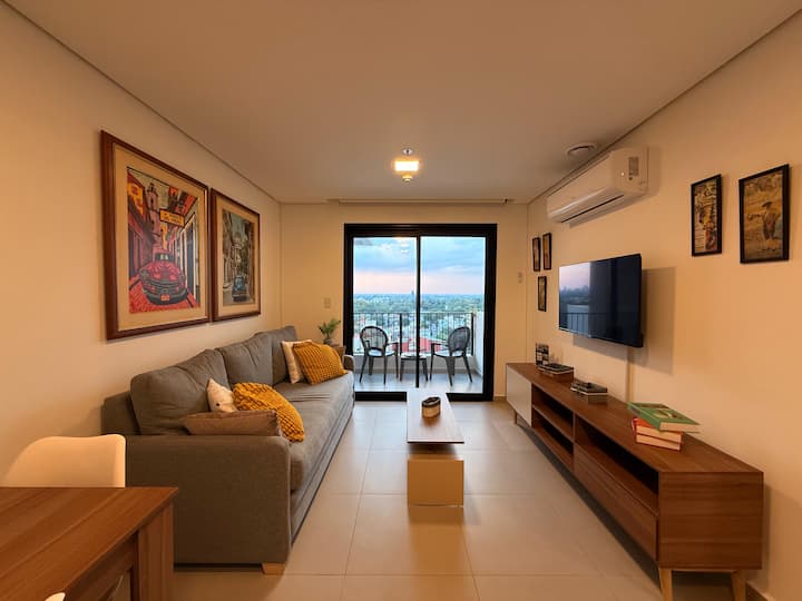 Luminoso, Piso 10, Ideal Para Tres Personas - Asunción