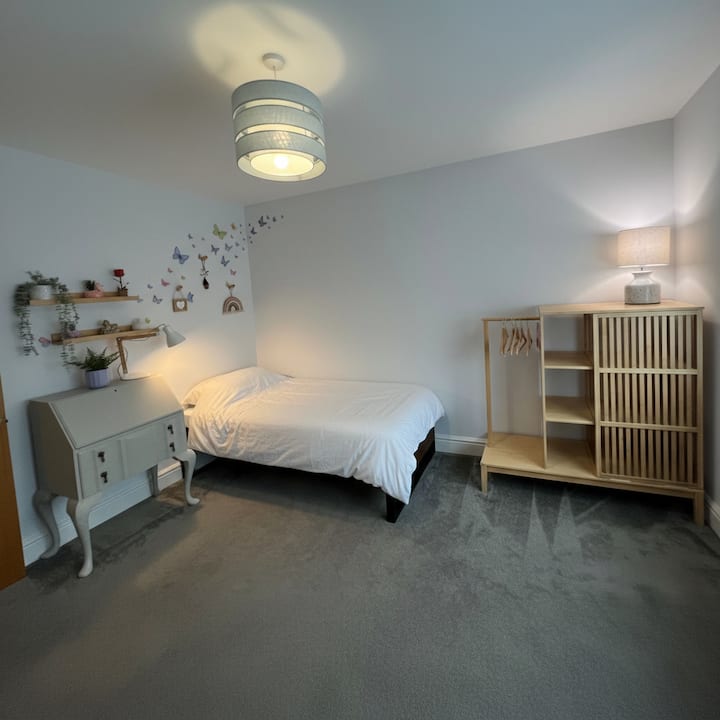 Spacious 4br Family Home, Central, Parking, Cosy - Chippenham