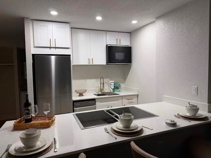 #111 Two Bed Room, Tow Bath, Full Kitchen - Daytona Beach, FL