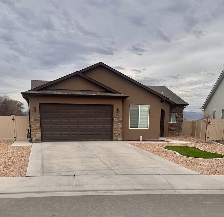 Brand New Home 
Majestic Mesa View
Summer Get-away - Laughing Cat, Palisade