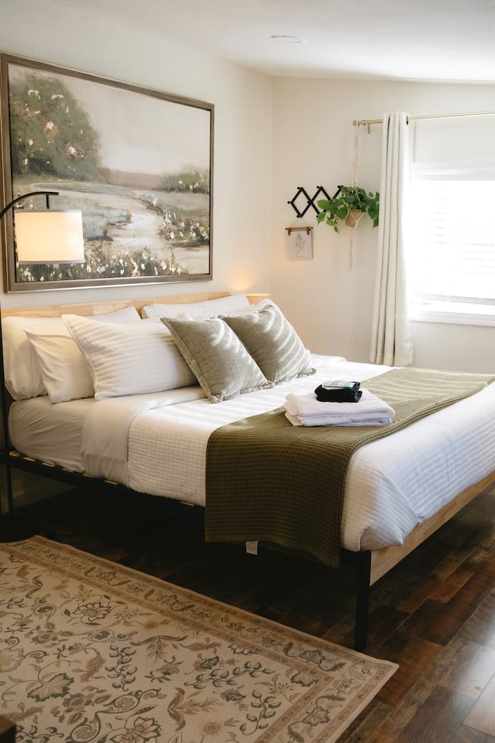 Private King Suite | Walk To Downtown Nampa - Nampa, ID