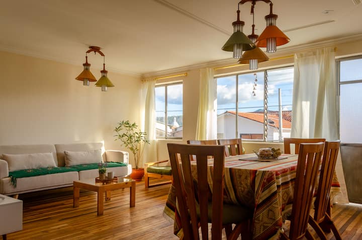 Balcony & Tram / Spacious With Fast Wifi - Cuenca