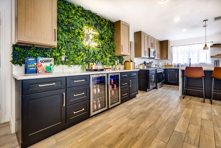 Lux 5br/3ba Luxury House W/pool + Hot Tub + Bar - Las Vegas, NV