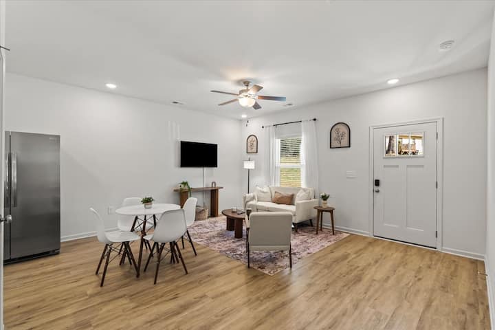 Haven House 22 | Modern Comfort In Statesville - 斯泰茨維爾