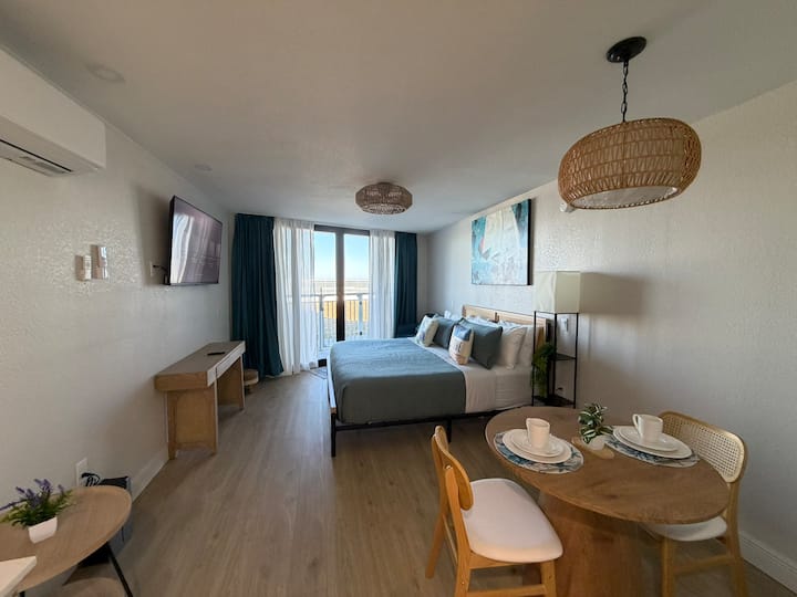 #217 Ocean Front Suite, Full Kitchen, King Bed - Daytona Beach, FL