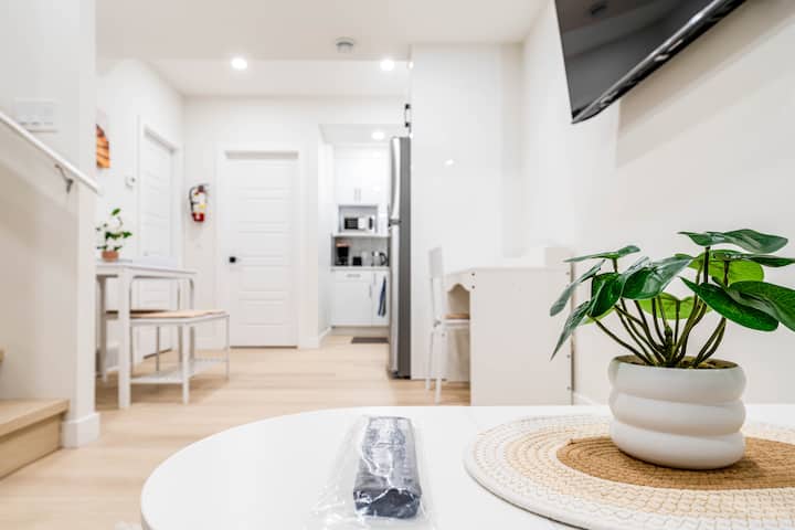 2br Private Suite Near Yyc | Fast Wifi | Parking - Calgary