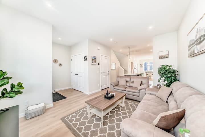 House In Se  (2 Kitchens/5 Beds/3.5 Washrooms) - Calgary