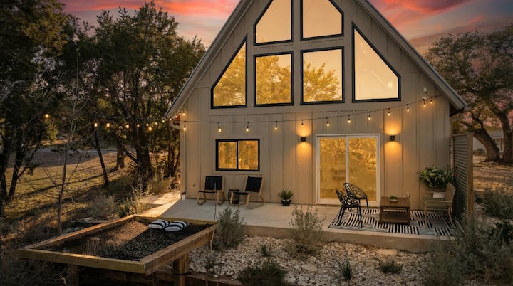 The Overlook Modern 2-story Loft With Grand Views - Granbury, TX