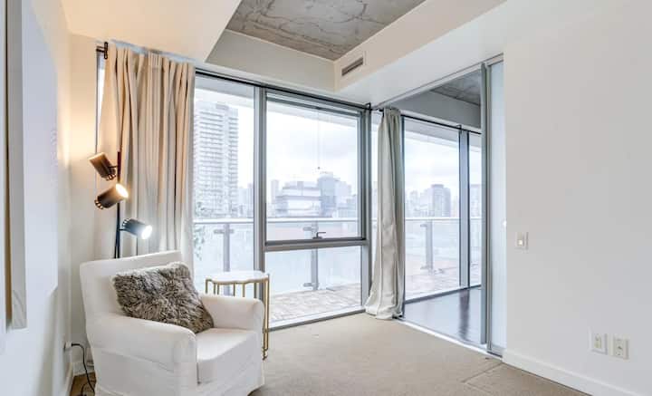Minimalist Loft In The Heart Of It All | Parking - Toronto