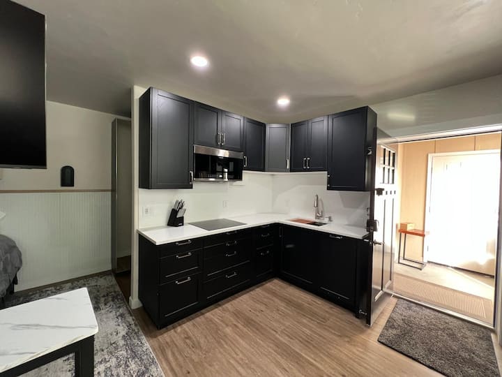Modern Newly Built Downtown Studio - Goldendale
