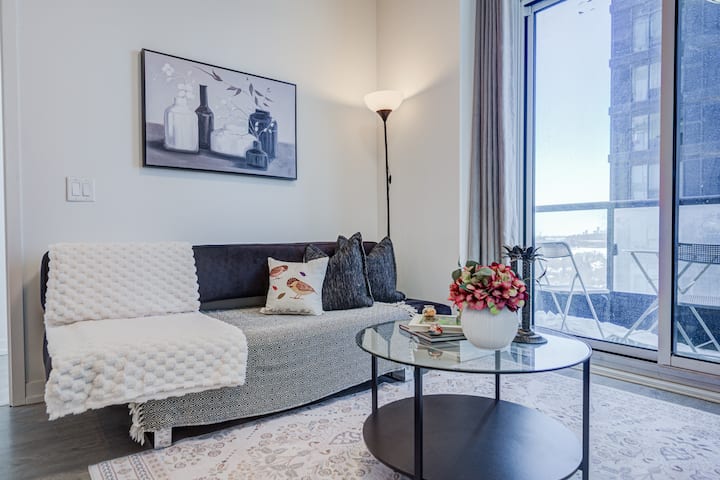 Modern 2br 2ba Condo | Prime Yonge St | Parking - Vaughan