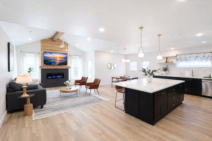 Modern Retreat At Burgamy Park - Lubbock, TX