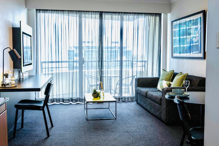 Walk To Stadium & Train •Easy Self Check-in •Wi-fi - Parramatta