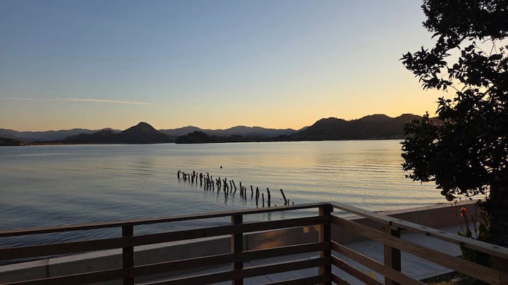 海が見渡せる古民家宿
海と共に暮らす
小さな漁師町の一角、
目の前には静かな久美浜湾を望みます - 도요오카시