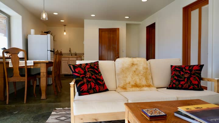 Paradise Valley Lookout, New Cozy Queen Apt - Emigrant, MT