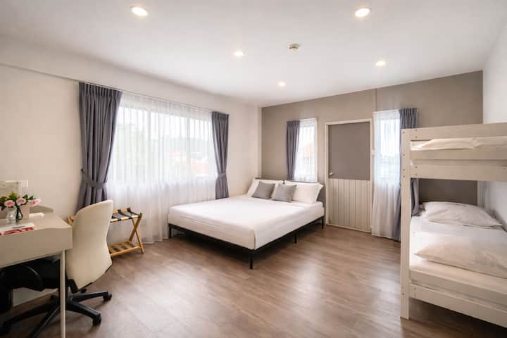 Bright Ensuite Room With Private Balcony - Singapore