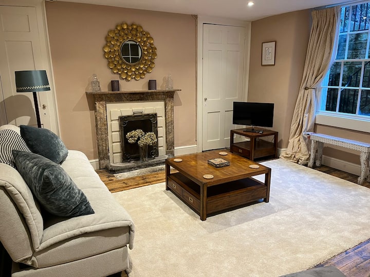 Charming Bath Getaway - 바스