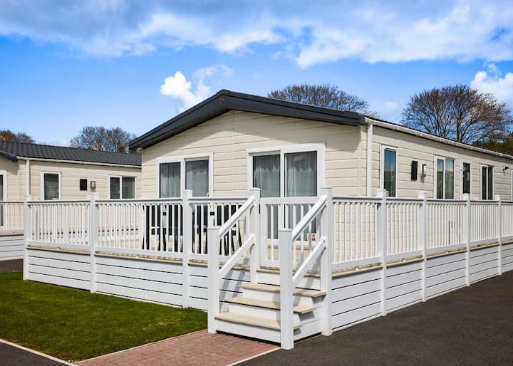 Deluxe 4, Slps 8, Parking, Ensuite, Decking - Weymouth, UK
